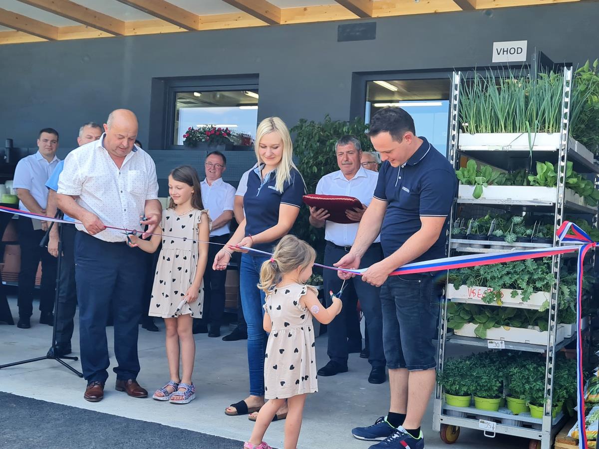 ODPRTJE TRGOVSKEGA CENTRA VSEGRAD - sentjernej.si