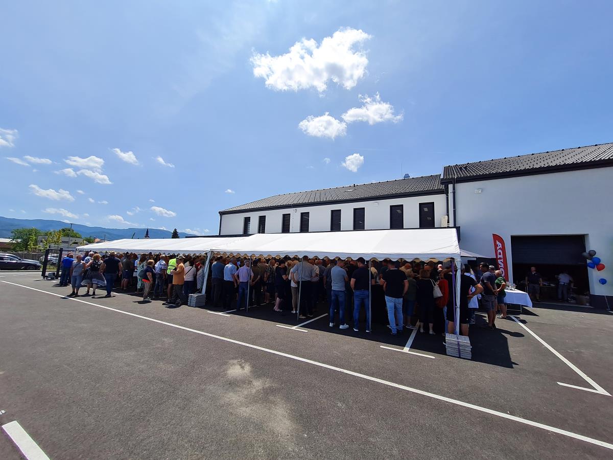 ODPRTJE TRGOVSKEGA CENTRA VSEGRAD - sentjernej.si