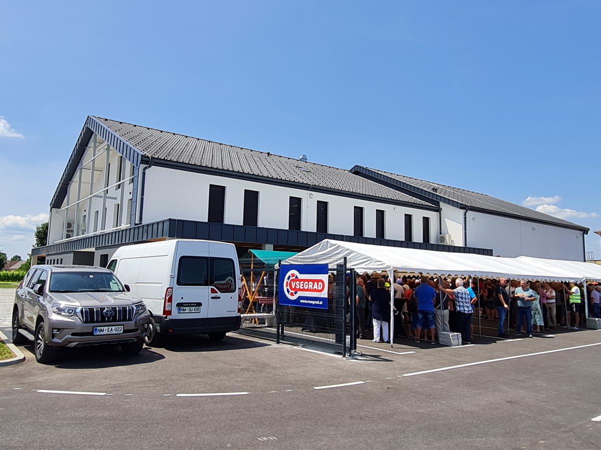 ODPRTJE TRGOVSKEGA CENTRA VSEGRAD - sentjernej.si
