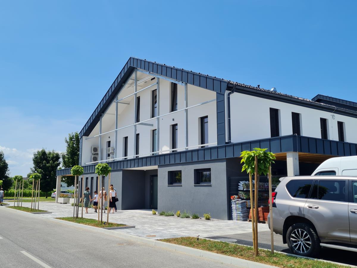 ODPRTJE TRGOVSKEGA CENTRA VSEGRAD - sentjernej.si